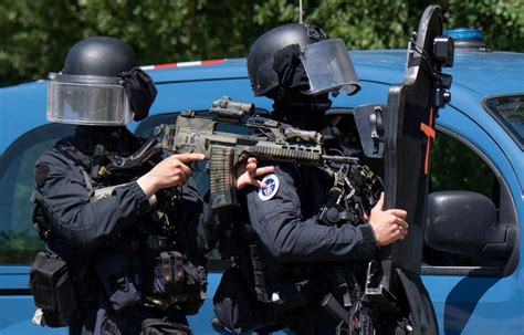 Guyane Un Gendarme Du Gign Tué Par Balle Emmanuel Macron Salue Sa
