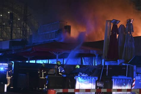 Berlin Feuer am Alex legt Bahnverkehr lahm auch Geschäfte betroffen