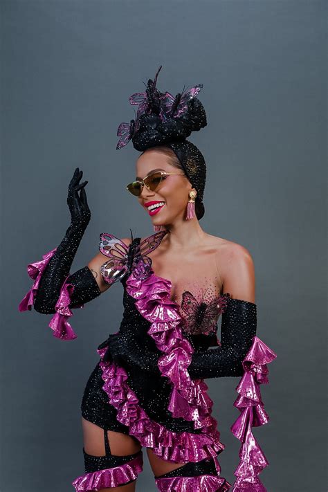 Anitta Usa Figurino Inspirado Em Carmen Miranda Para A Reta Final Do