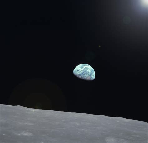 Nasa에서 제공한 이 이미지의 우주 요소에 있는 달 표면에서 찍은 지구 사진 프리미엄 사진