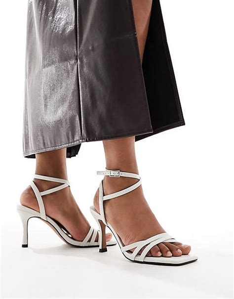 Asos Design Harlow Sandalen In Gebrochenem Weiß Mit Mittelhohem