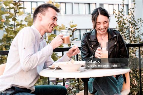 함께 먹는 친구들 카페에서 여자와 남자 말하고 웃고 그들의 시간을 즐기고 실제 사람들 모델과의 라이프 스타일 및 우정 개념 20 29세에 대한 스톡 사진 및 기타 이미지