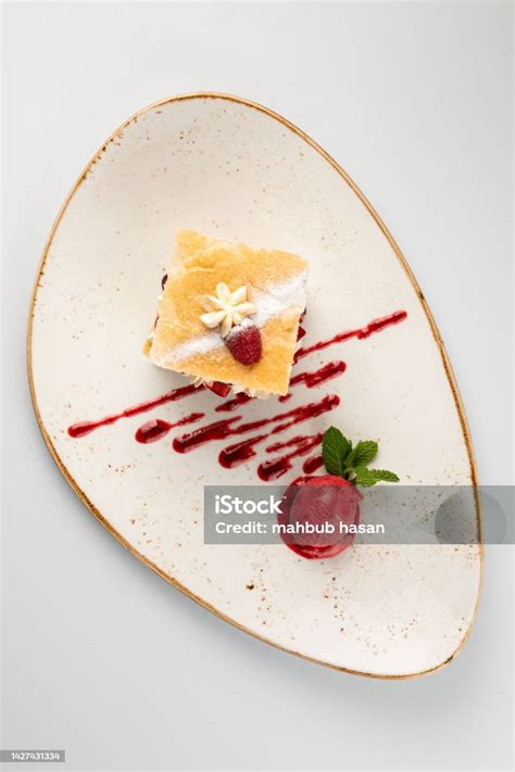 베산 칠라 또는 병아리콩 팬케이크와 함께 휘핑 크림에 팬케이크 인도 식 아침 식사 음식 0명에 대한 스톡 사진 및 기타 이미지