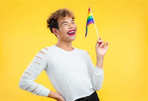 트랜스젠더 남성이 미소 짓고 자존심 깃발을 들고 고립 된 노란색 배경 프라이드 월 Lgbtq 개념 T Lgbt 프라이드의 달에