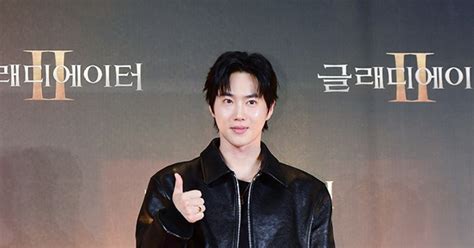 St포토 수호 매력적인 올블랙