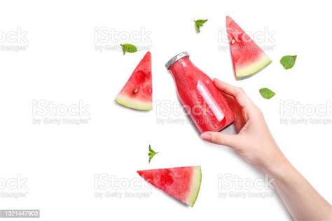 흰색 배경에 고립 된 유리 병에 신선한 맛있는 수박 스무디를 복용 손 맨 위 보기입니다 공간을 복사합니다 건강한 식생활에 대한