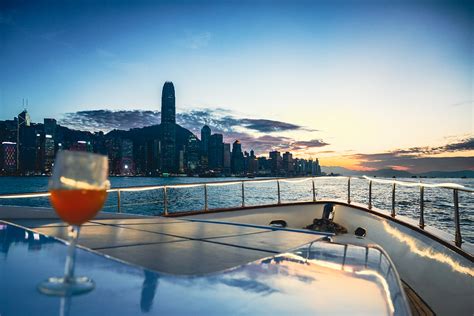 維多利亞港夕陽夜景豪華遊艇 天際線之旅含無限小食飲品維港攝影 Eztravel易遊網