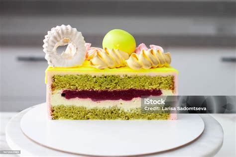 크림과 딸기로 채워진 피스타치오 케이크 조각 초콜릿 머랭 사탕으로 장식 다중 색상에 대한 스톡 사진 및 기타 이미지 다중 색상 달콤한 음식 딸기 Istock