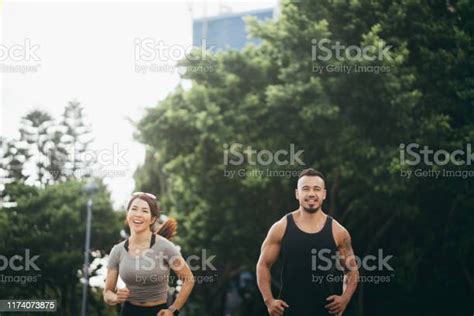 자신감과 활기찬 젊은 스포티 한 부부는 아침에 도시 공원에서 야외에서 달리기를합니다 홍콩에 대한 스톡 사진 및 기타 이미지 홍콩 달리기 조깅 Istock