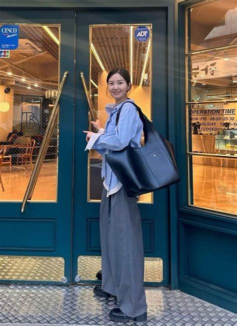 패션엔 ‘전진 아내 류이서 이젠 포즈까지 완벽한 셀럽 레이어드 셔츠 나들이룩