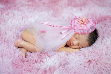 Premium Photo Newborn Baby Wearing Flower Headband Sleeping