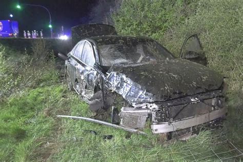 Unfall L326 Audi Kracht Gegen Lastwagen Und Wird Auf Feld Geschleudert