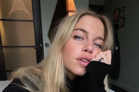 Bab Buelens Toont Zichzelf In Bikini Sexy Hoor