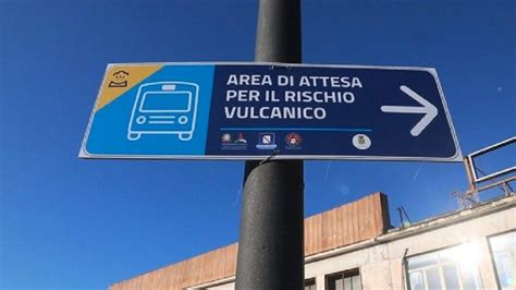 Campi Flegrei A Napoli Arrivano I Cartelli Con Le Aree Di Attesa In