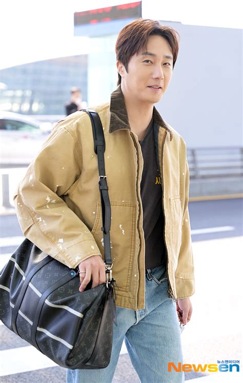 정일우 셔터 세례에 수줍은 출국길 포토엔hd 손에 잡히는 뉴스 눈에 보이는 뉴스 뉴스엔