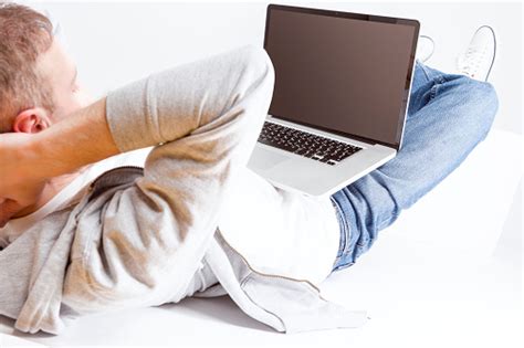 랩톱 컴퓨터로 작업하고 바닥에 누워 있는 백인 남성의 클로즈업 이 상자에서 다리를 들어 올렸습니다수평 이미지 구성 30 34세에 대한 스톡 사진 및 기타 이미지 Istock