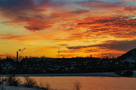 높고 넓은 굴뚝 많은 양의 연기와 물질이 대기로 방출되는 파이프 눈덮인 서리가 내린 겨울에 환경을 오염시키는 공장이나 기업의 일부 공기 오염에 대한 스톡 사진 및 기타