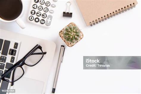 사무실 책상 테이블 노트북 스마트폰 블랙 스크린 펜 계산기 안경 작업 사무실을 화이트 상위 복사 공간 보기 개체 그룹에 대한 스톡 사진 및 기타 이미지 Istock