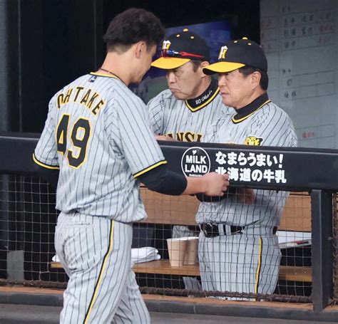 ＜日・神＞8回無死一、二塁、勝ち越しを許して降板する大竹（左）の向こうで厳しい表情の岡田監督（中央）（撮影・北條 貴史） ― スポニチ