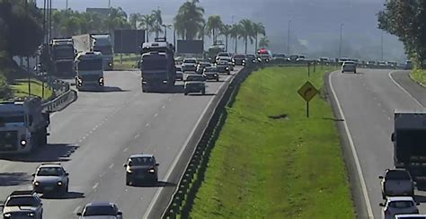 Engavetamento Envolvendo Três Carros Na Rodovia D Pedro I Sp 065