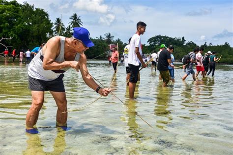 Tradisi Memanah Ikan Di Pantai Kabupaten Maluku Tenggara Republika Online