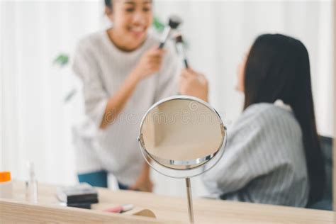 Duas Belas Mulheres Asiáticas Estão Se Divertindo E Fazendo Bigodes
