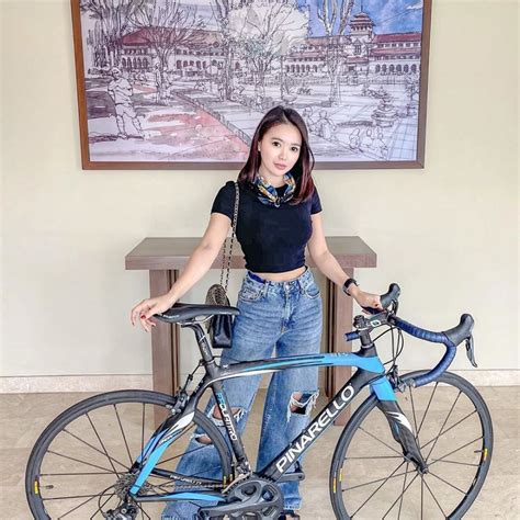 Bikin Gagal Fokus 10 Potret Hits Wika Salim Saat Bersepeda