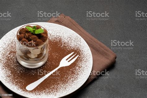 어두운 콘크리트 배경에 포크 실루엣과 접시에 유리에 클래식 티라미수 디저트 그릇에 대한 스톡 사진 및 기타 이미지 그릇