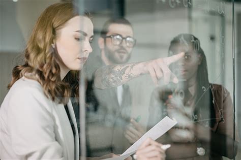 비즈니스 팀 새로운 아이디어에 노력 하 고 유리 벽에 다이어그램 작성 3 명에 대한 스톡 사진 및 기타 이미지 3 명 Z세대 계획 Istock