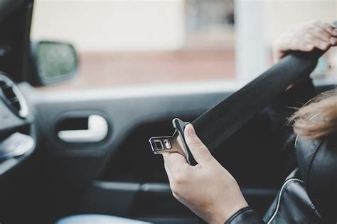 Mujer De Pasajero Abrocharse El Cinturón De Seguridad En El Coche