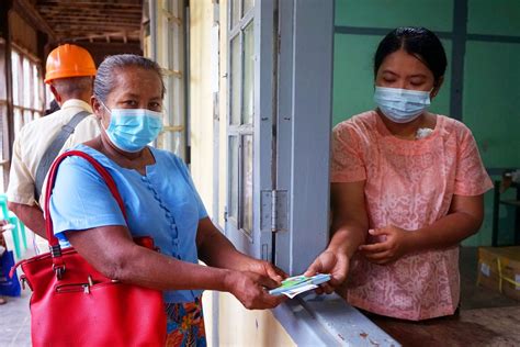 မင်းဘူး စကု မြို့နယ်အတွင်းရှိ ပင်စင်စား သက်ကြီးဘိုးဘွားများအား ပင်စင်လစာငွေများ ထုတ်ပေးနေ