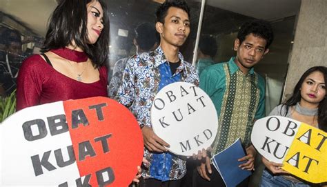 Dua Cewek Seksi Beri Obat Kuat Ke Mkd