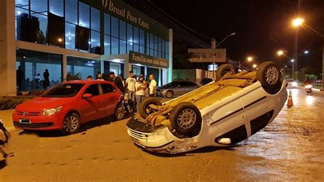 Vídeo Carro capota e motorista escapa ileso em Luís Eduardo Magalhães