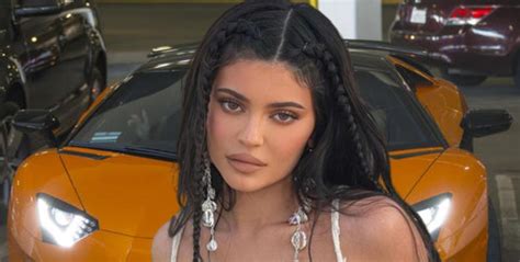 Kylie Jenner Seduce Desde El Interior De Su Lujoso Coche Tork Deportivos