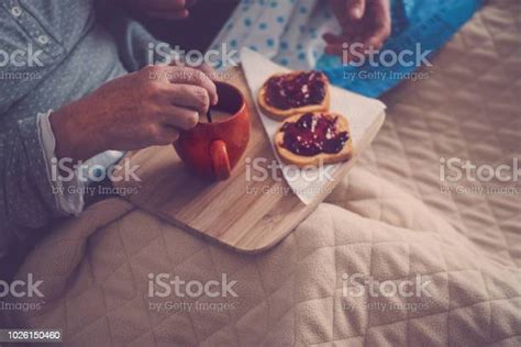 집에서 침대에서 아침 식사를 하 고 백인 세 커플 좋은 자연 장면 집에서 공생 생활 개념에 대 한 사랑 그리고 결혼 평온한