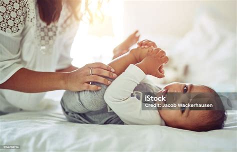 초상화 근접 촬영 엄마와 아기 침실 가족과의 행복 미소와 휴식 얼굴 아기 아이와 엄마 쾌활하고 집과 함께 유대감 즐거운 아이와