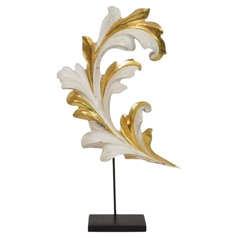 Italian 1819th Century Hand Carved Giltwood Acanthus Leaf Ornament For