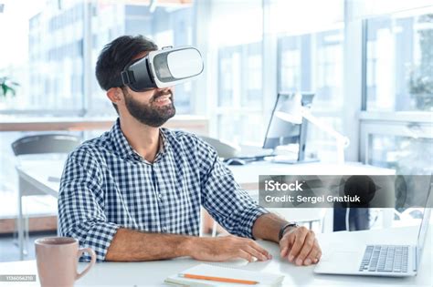 사무실에서 가상 현실 헤드셋을 사용 하 여 비즈니스 사람 가상현실에 대한 스톡 사진 및 기타 이미지 가상현실 가상현실 시뮬레이터 남자 Istock