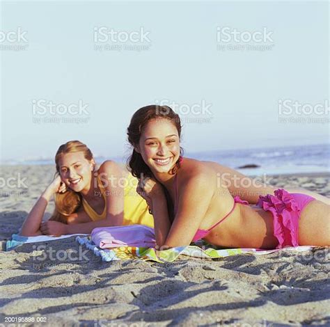 두 명의 젊은 여자대표 라잉 On 타월들 해변에서 웃는 얼굴 인물 사진 2명에 대한 스톡 사진 및 기타 이미지 2명 엎드려 눕기 일광욕 Istock