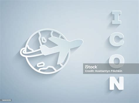 종이 회색 배경에 고립 된 비행 비행기 아이콘으로 지구를 잘라 비행기는 지구 주위를 날아다 항공기 세계 아이콘 종이 아트 스타일 벡터 추상적인에 대한 스톡 벡터 아트 및