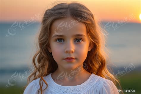 德长发蓝眼睛看着镜头的女孩高清图片下载 红动中国