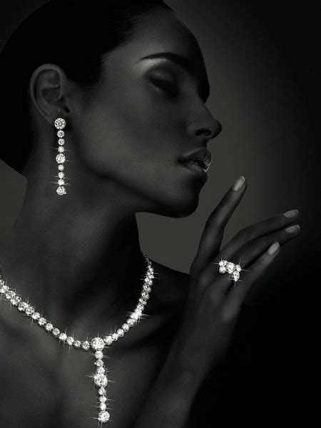 Гиф анимация Девушка с закрытыми глазами с украшениями