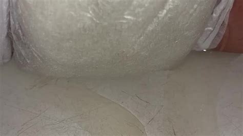 Babe Fills Up Diaper With Piss Until It Overflows Out The Side Vídeo