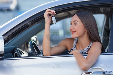 漂亮的年轻女子买了一辆新车