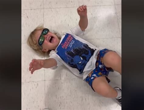 Мајка го снимила синот додека имал излив на бес