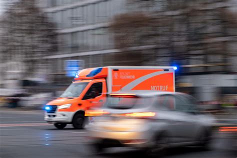 Ladung Auf Lkw Ragt In Gegenverkehr Autofahrerin Schwer Verletzt Mopo