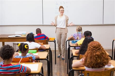 Professor Que Dá Uma Aula De Matemática Na Sala De Aula Foto Premium