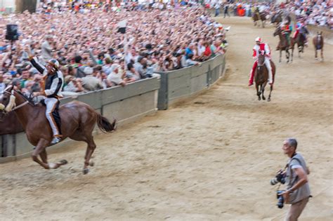 시에 나 도시 이탈리아에서 Palio Di Siena 동안 피아 자 디 포에서 경쟁 하는 말 2018년에 대한 스톡 사진 및