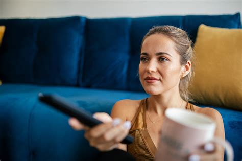 젊은 여자 지출 몇 가지 여가 시간 에 집에서 그리고 Tv를 보고 25 29세에 대한 스톡 사진 및 기타 이미지 25 29세 Tv 보기 가정 생활 Istock