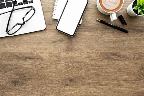 빈 화면 노트북 컴퓨터 라떼 커피 와 용품 스마트 폰나무 사무실 책상 테이블 복사 공간 플랫 레이가 있는 상단 뷰입니다 0명에 대한 스톡 사진 및 기타 이미지 Istock